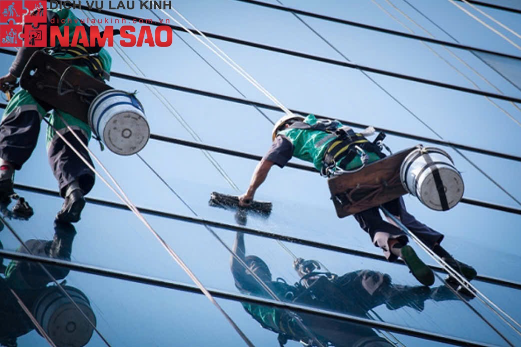 Giải pháp lau kính chung cư hiệu quả và tiết kiệm thời gian